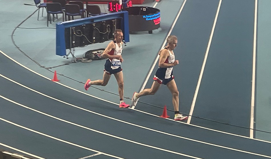 M60-3000m-Chris-Upson-leads-David-Clarke - AW