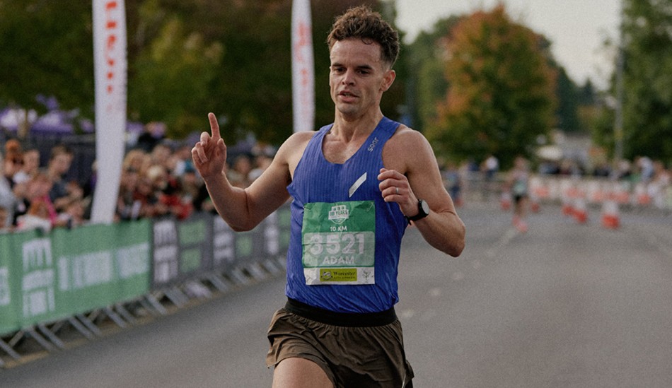Adam-Peacock-wins-the-2024-10km-photo-credit-LA-Photography - AW